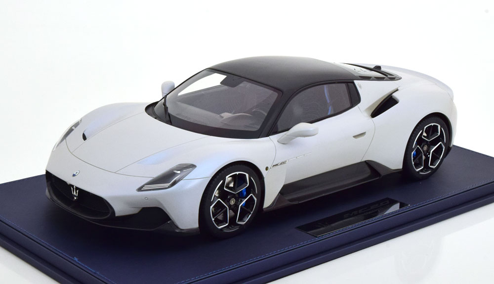 1:12-Maserati MC 20 na kožnom postolju sa Maserati-ovom vitrinom ...